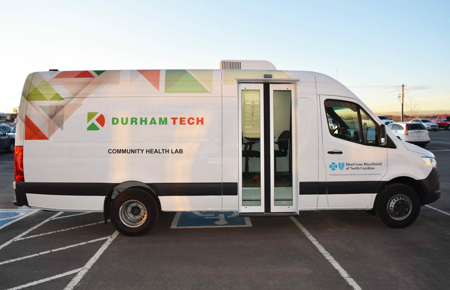 Medical Van vs Medical Bus, Which is Right For Your Clinic? - Summit ...
